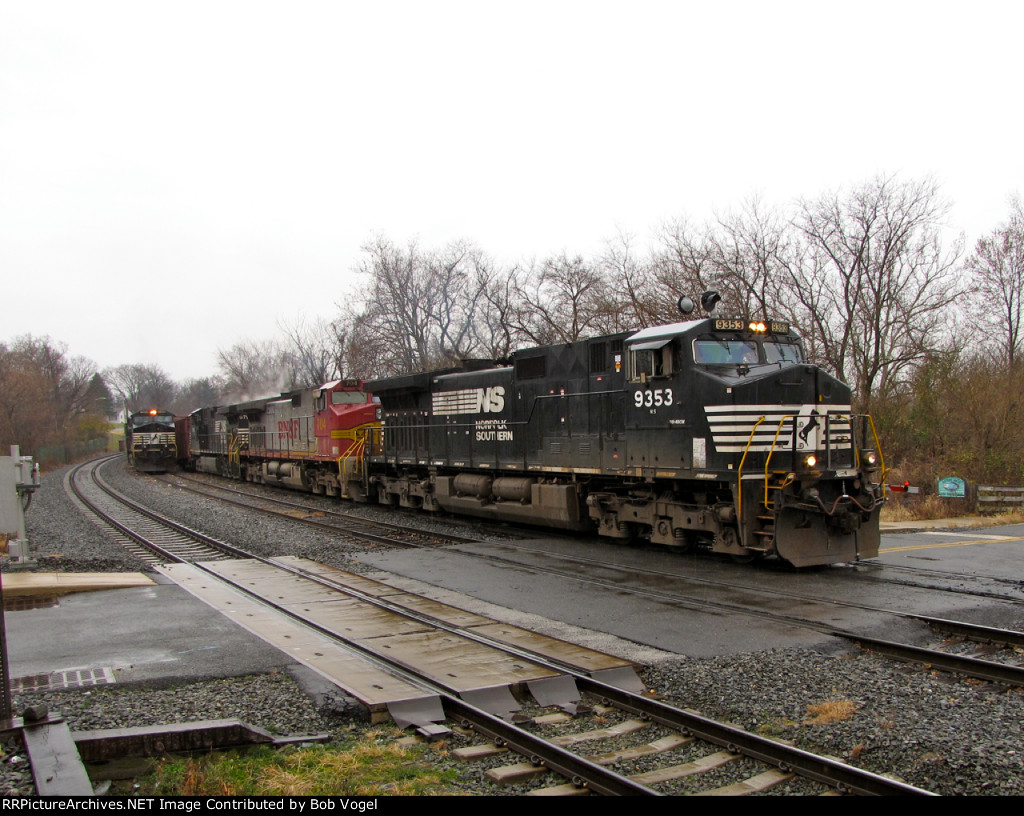 NS 9353 and BNSF 704